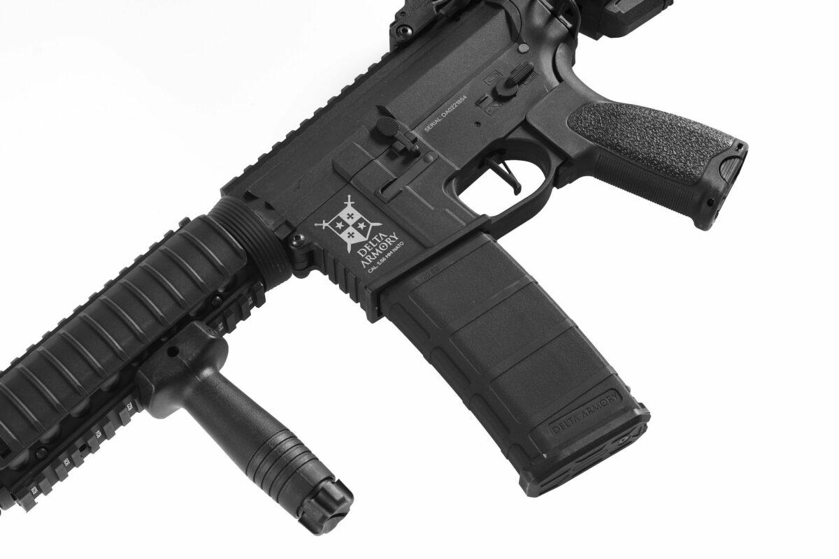DELTA ARMORY AR15 CQB-R BRAVO Negro - Airsoft Defence